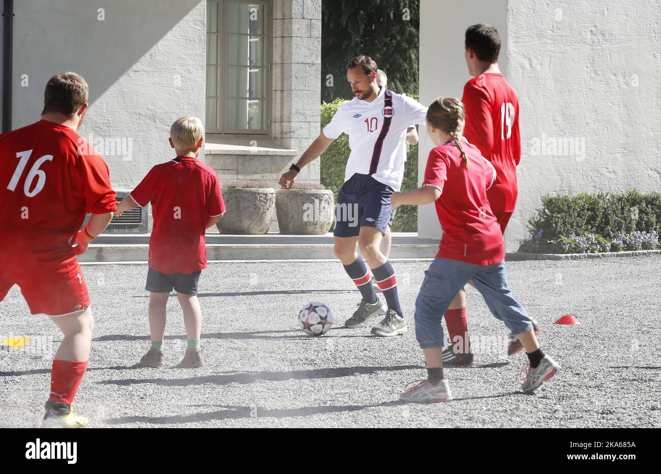 Cornelius poppe soccer action hi-res stock photography and images - Alamy