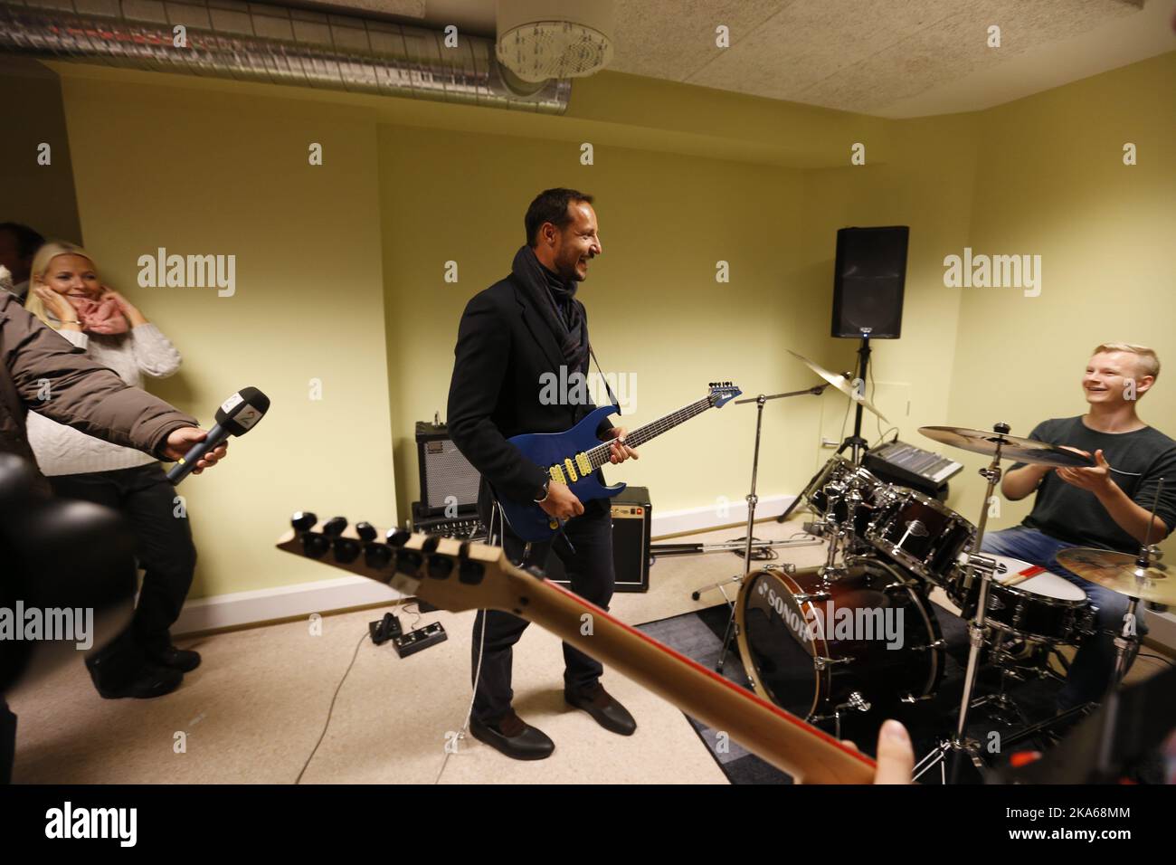 Frozen crown band hi-res stock photography and images - Alamy