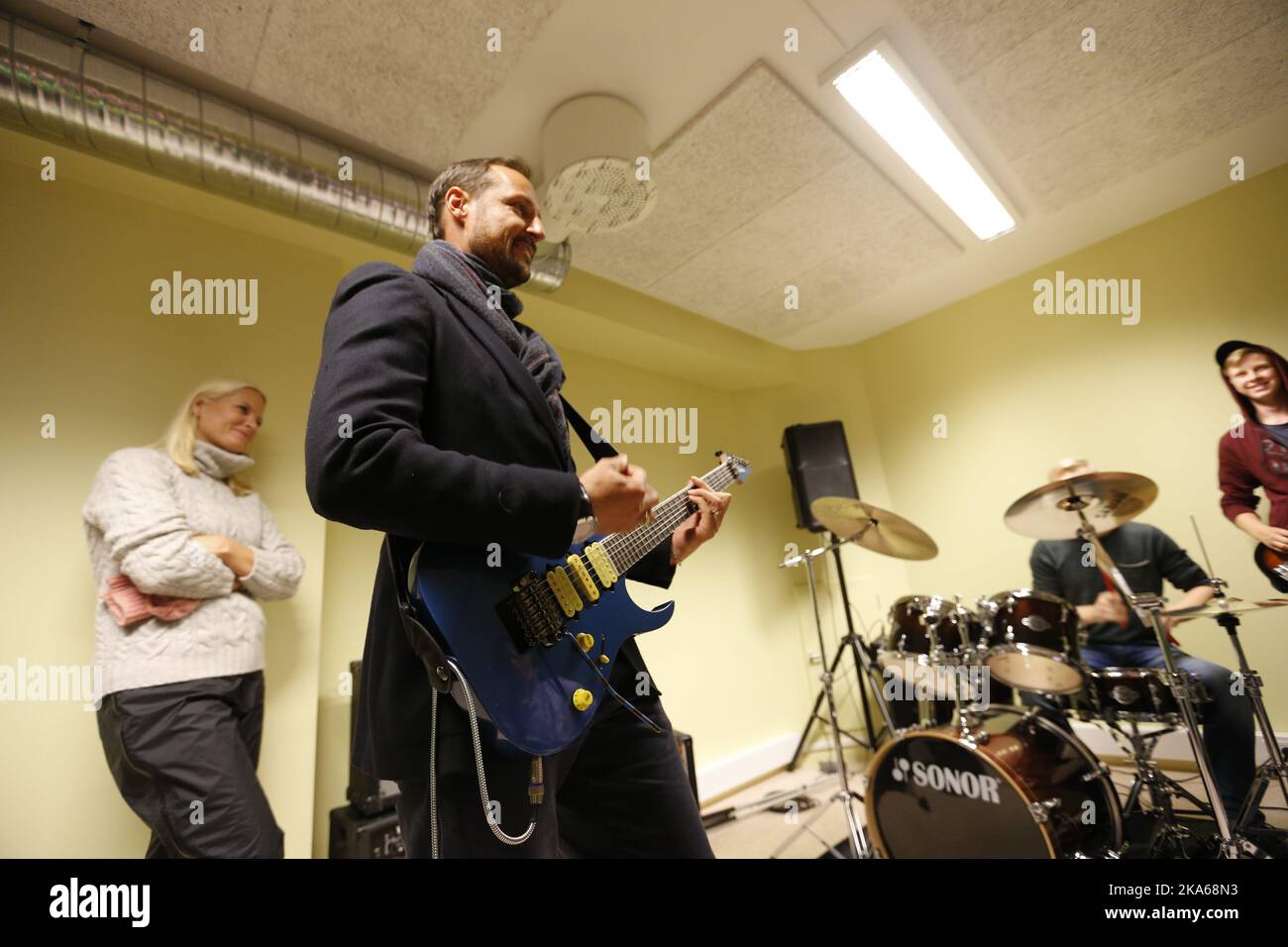 Frozen crown band hi-res stock photography and images - Alamy