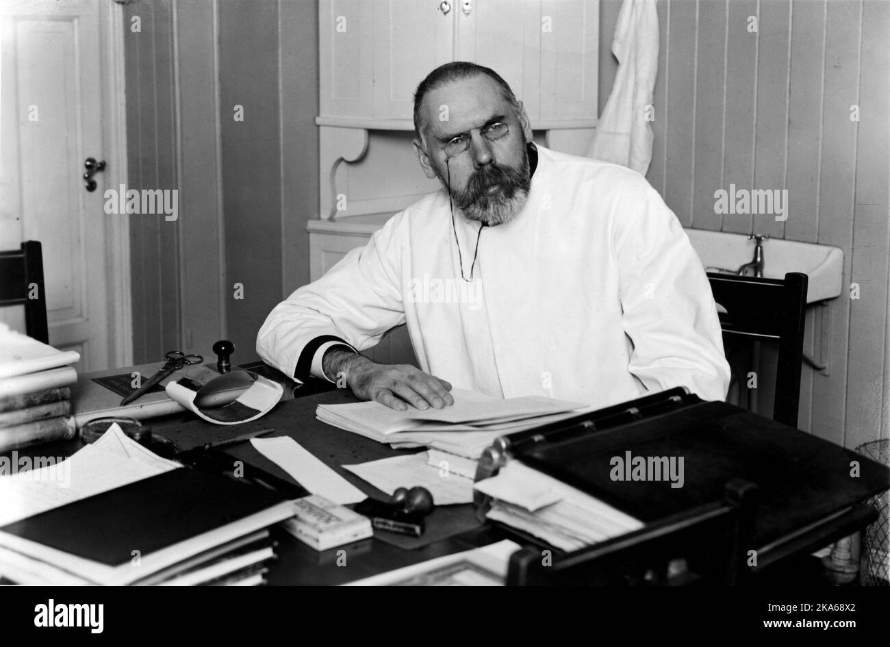 Sits at a desk Black and White Stock Photos & Images - Alamy