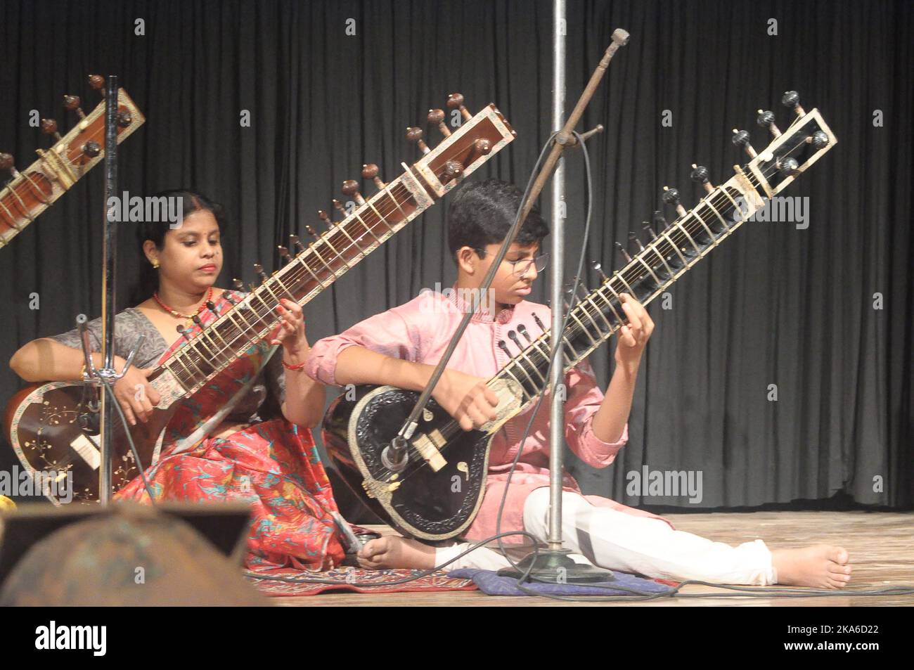 Tabla and sitar hi-res stock photography and images - Alamy