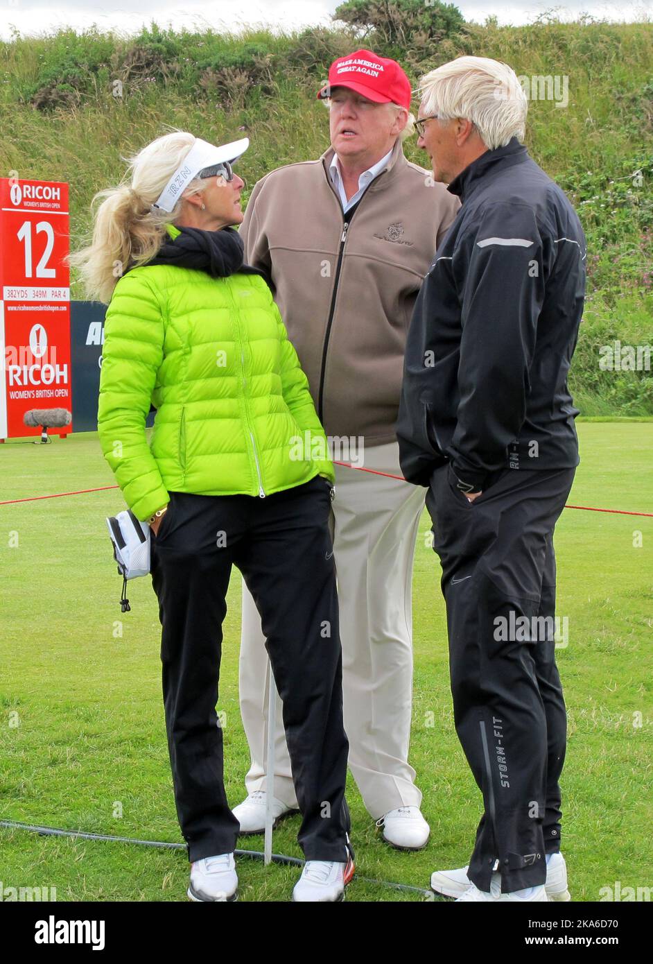 Presidential candidate donald trump talks hi-res stock photography and ...