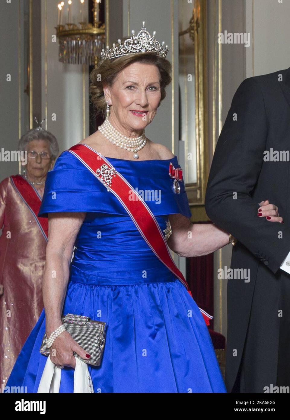 OSLO 20151022. Parliamentary Dinner. Queen Sonja on the way into ...