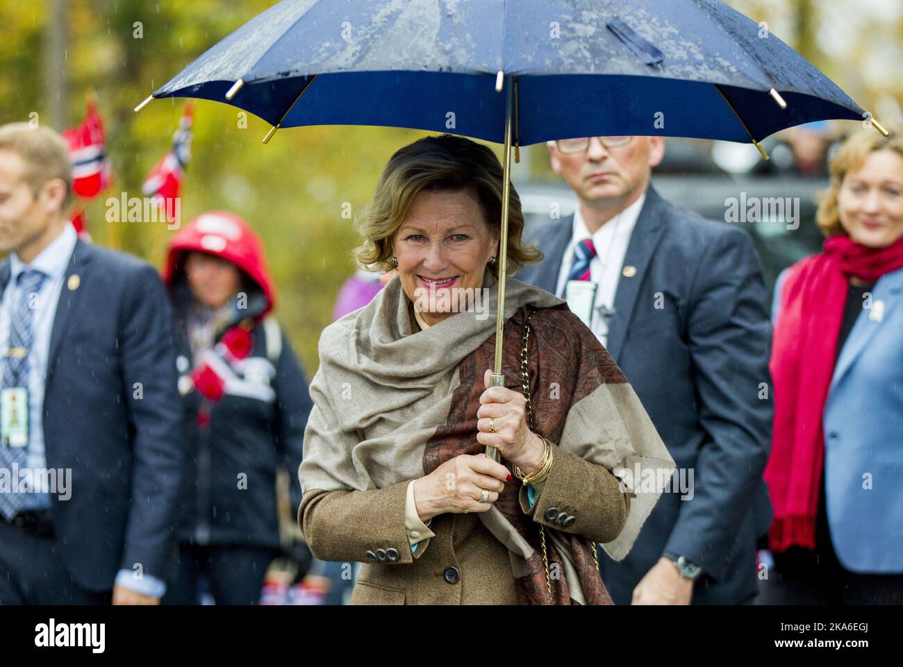Raade 20151021. Queen Sonja arrives Raade school in Ostfold Wednesday ...