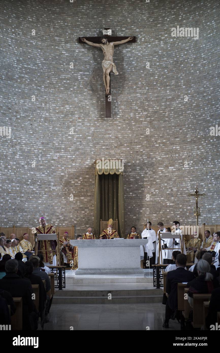 Consecration mass hi-res stock photography and images - Alamy