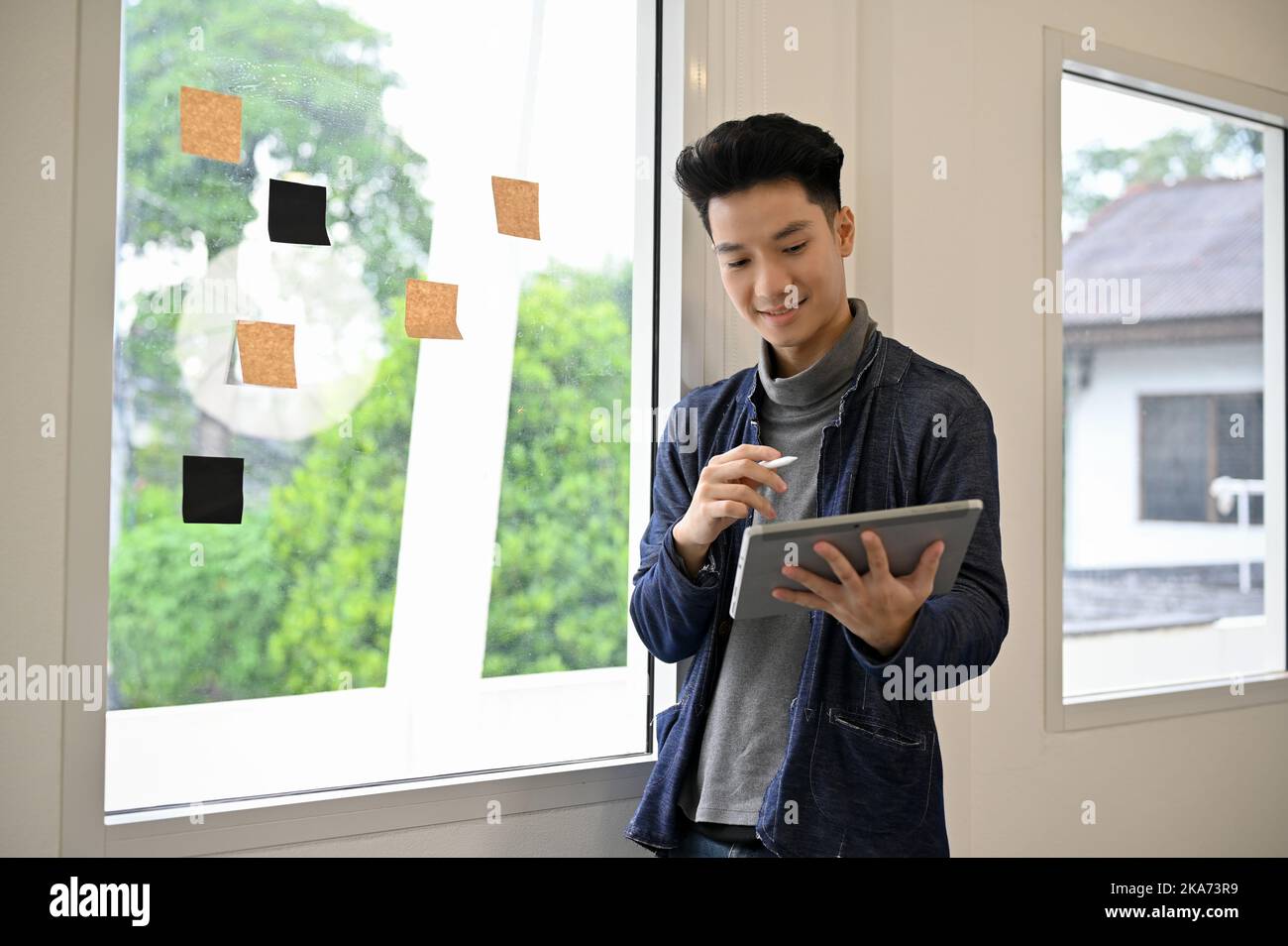 Digital marketing employee hi-res stock photography and images - Alamy