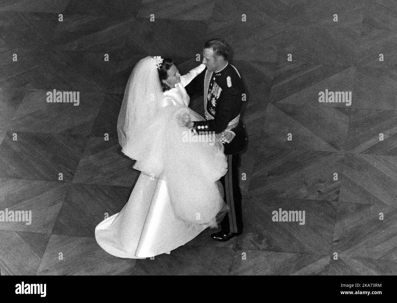 Crown Prince Harald and Sonja Haraldsen during their first dance Stock ...