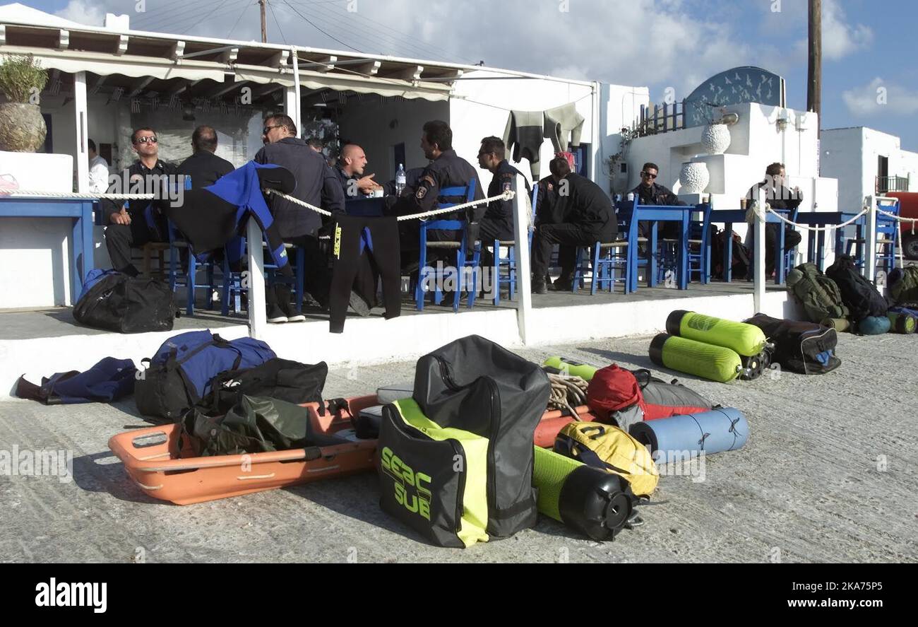 Ferry accident in Greece, Express Samina wrecked. Divers and rescuers ...