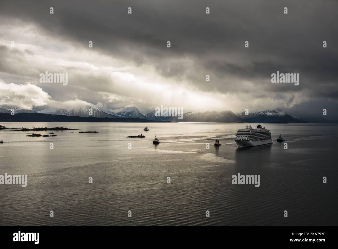 After a dramatic day in hard weather, let Viking Sky go to the quay in ...