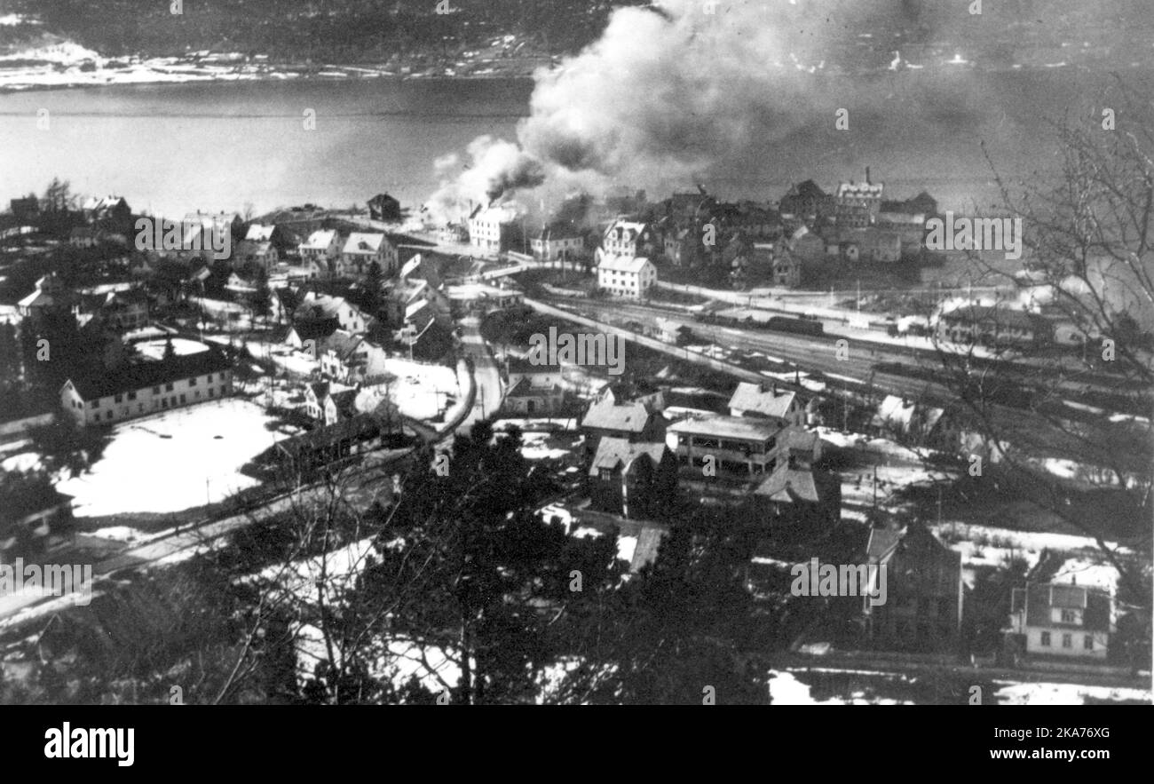 Krigen i Norge etter tyskernes overfall april 1940. Ã…ndalsnes i brann etter tyske bombeangrep ...