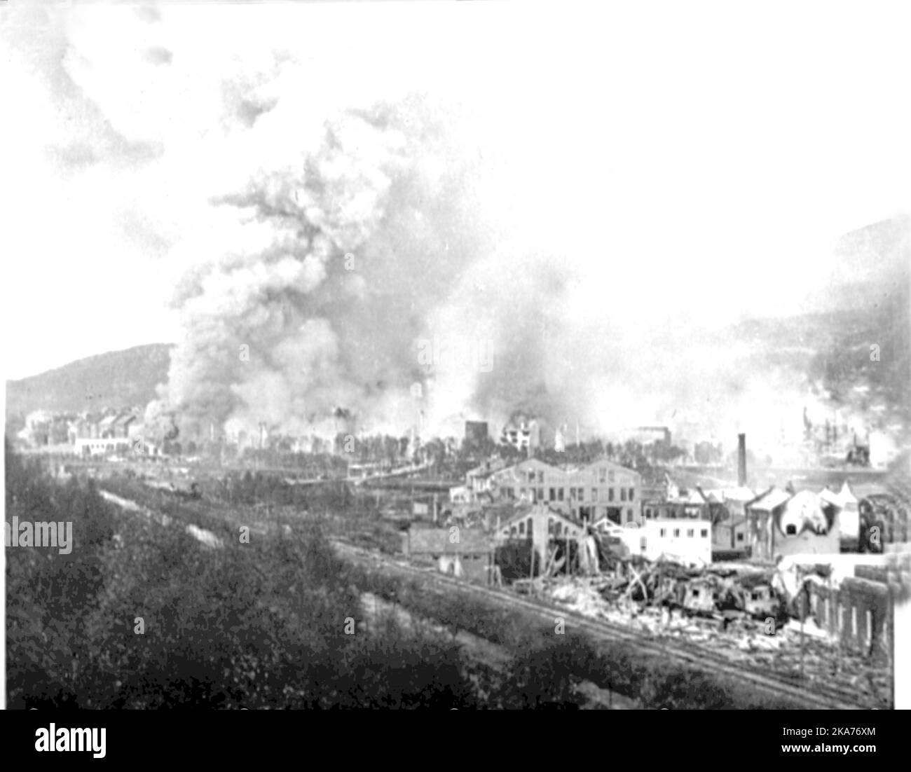 Krigen i Norge etter tyskernes overfall. Narvik etter tysk flyangrep 1 ...