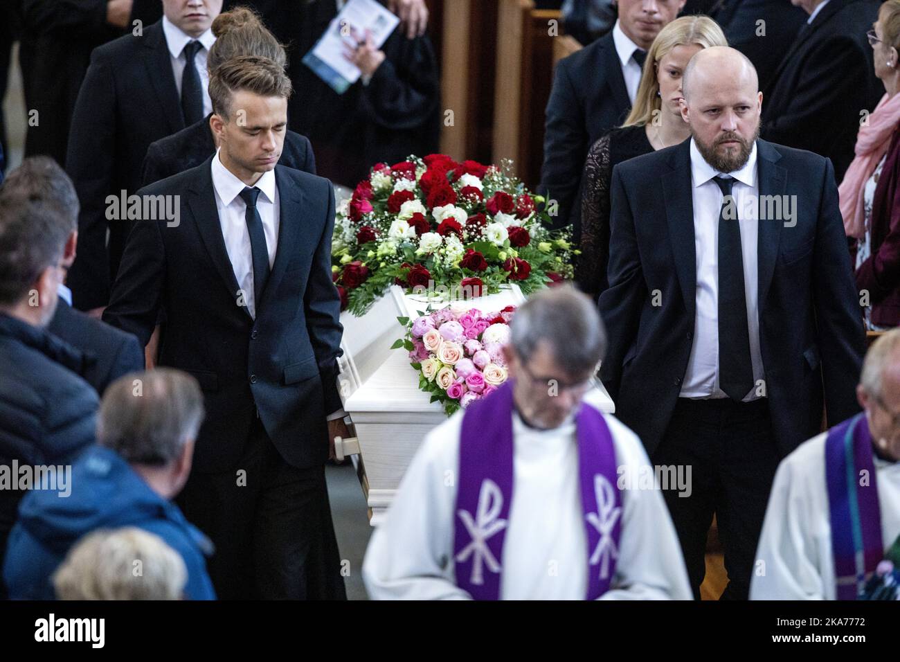 The family carries the casket of the former football player Arild Berg ...