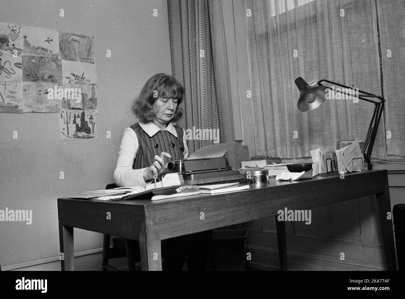 Digteren Tove Ditlevsen i gang med at skrive sine erindringer i bogen ...