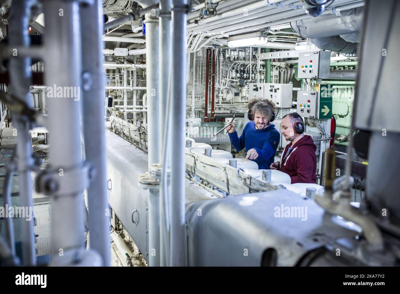 20191225. Aleksander Gamme (left) receives training in the engine room ...