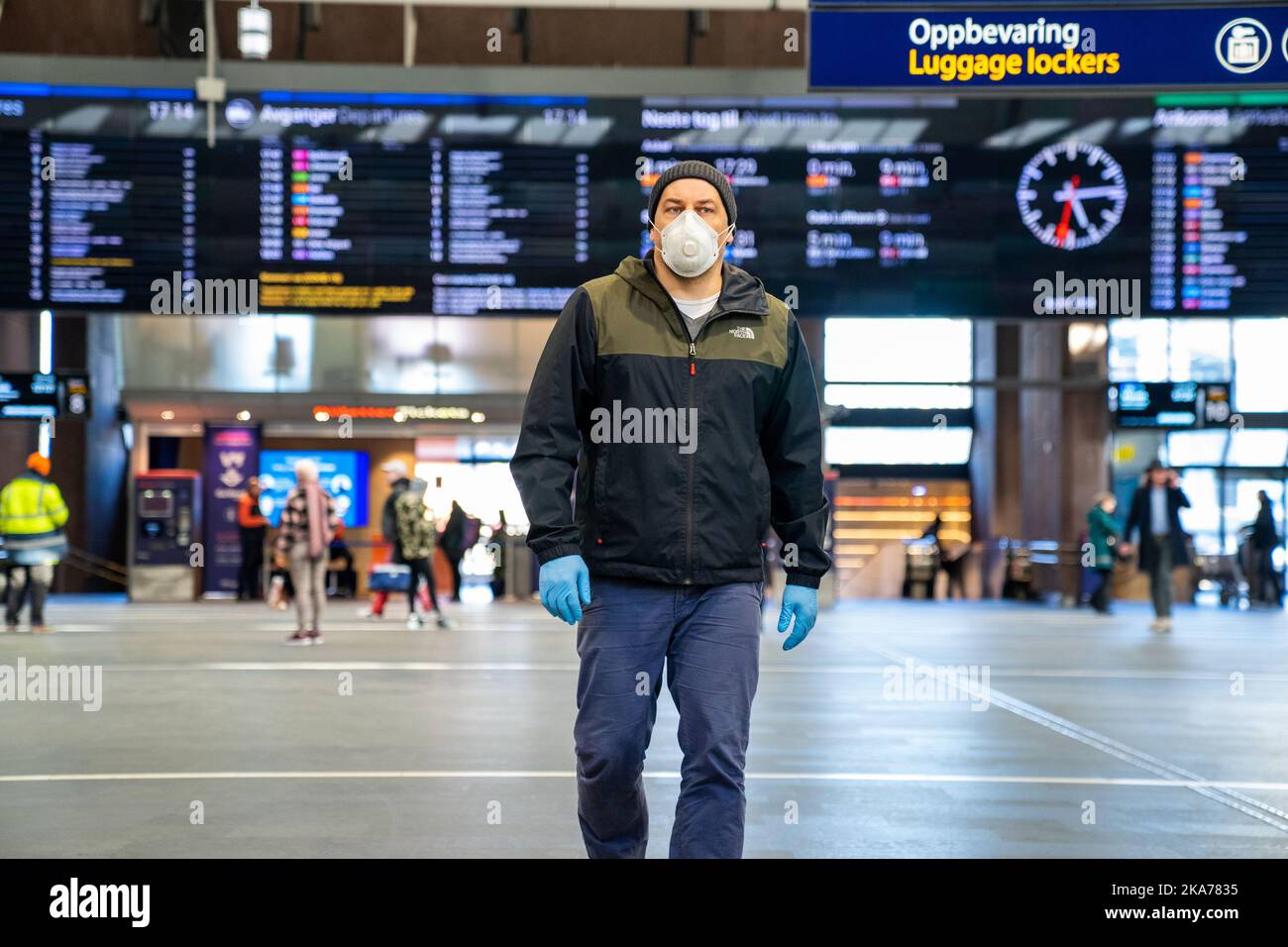 Oslo 20200330. Smittevern, person beskytter seg mot smitte ved bruk av ...