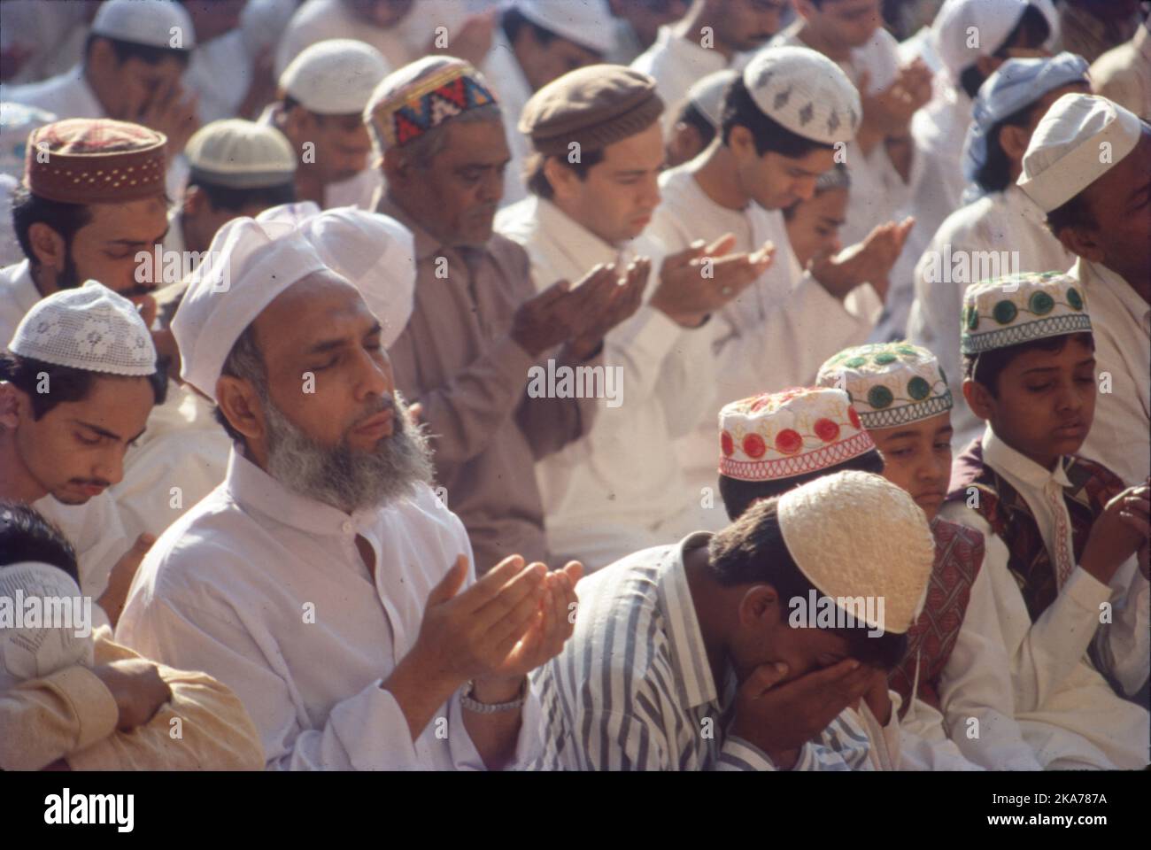 Group namaaz hi-res stock photography and images - Alamy