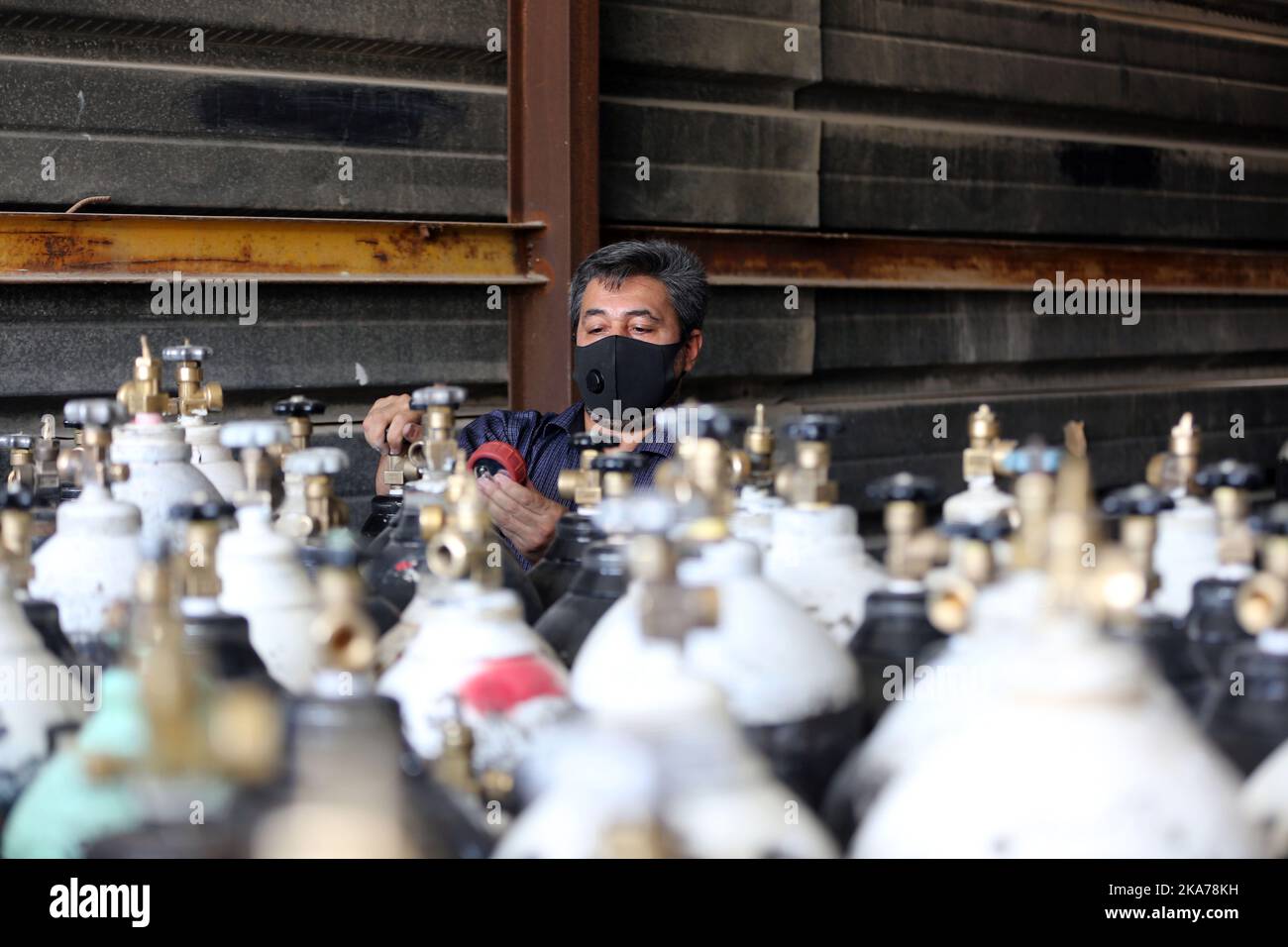 Oxygen filling station hi-res stock photography and images - Alamy