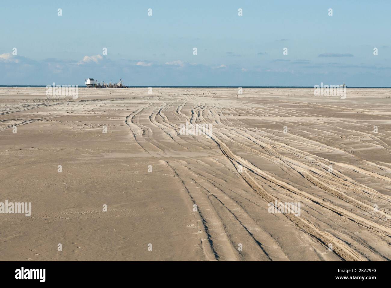 Weids uitzicht over het strand met bandensporen, Extensive view at the ...