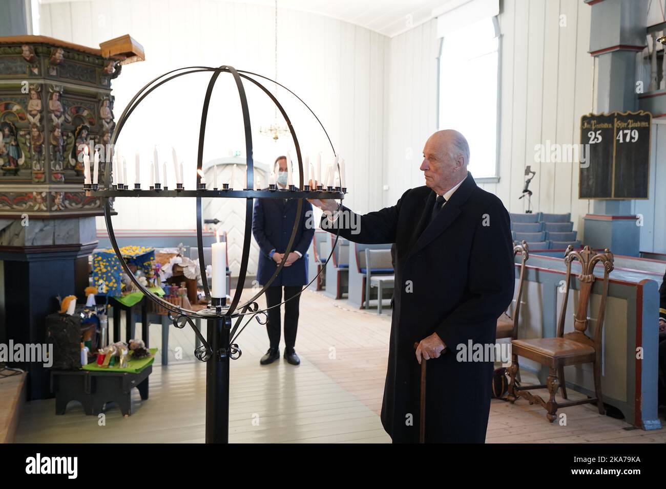 Gjerdrum 20210103. King Harald of Norway light candles in Gjerdrum ...