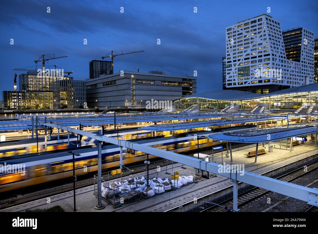 2022-11-01 08:15:41 UTRECHT - Trains and track at Utrecht Central ...
