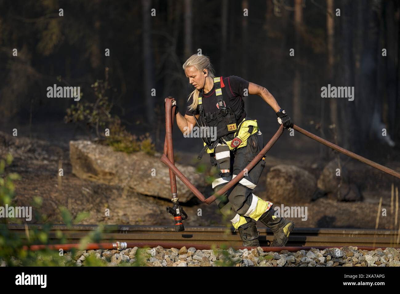 Oslo 20210723. The fire service is working to extinguish a forest fire ...