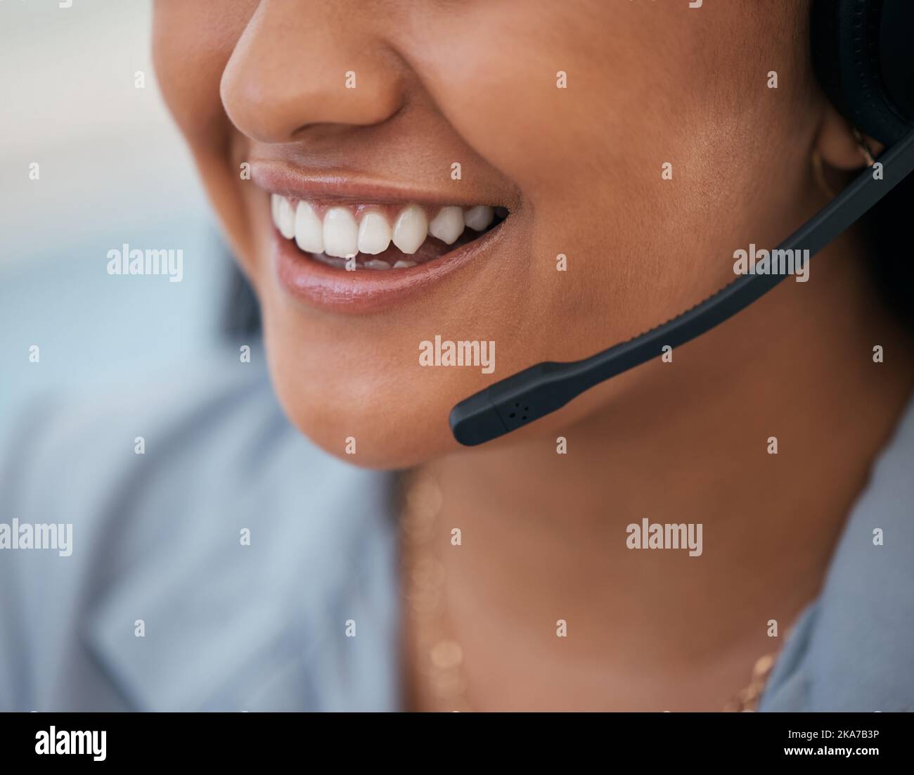 Employee talking to customer hi-res stock photography and images - Alamy