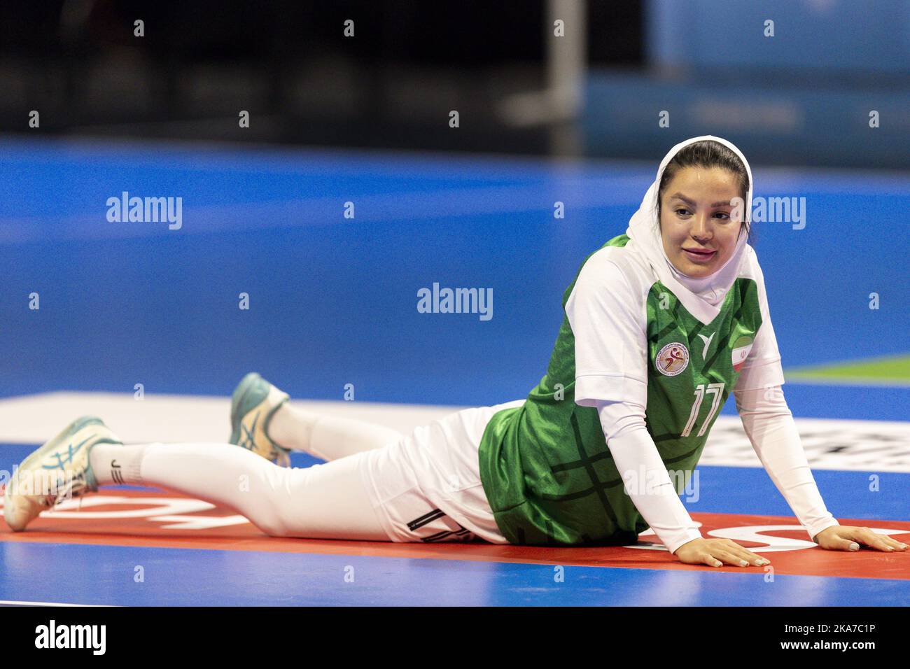 Team handball team training women hi-res stock photography and images ...