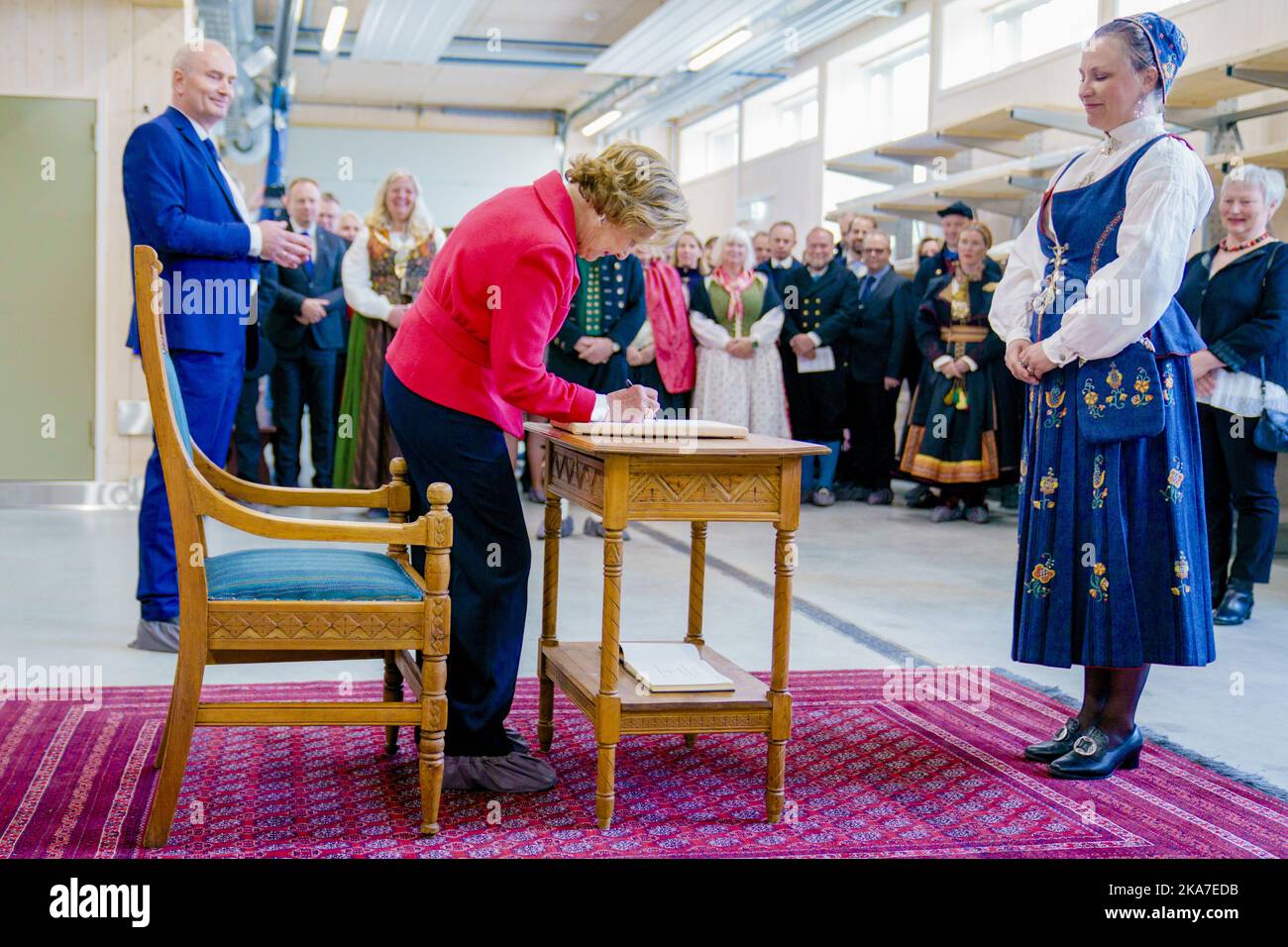 Elverum 20220428. Queen Sonja writes in the guest book under the ...