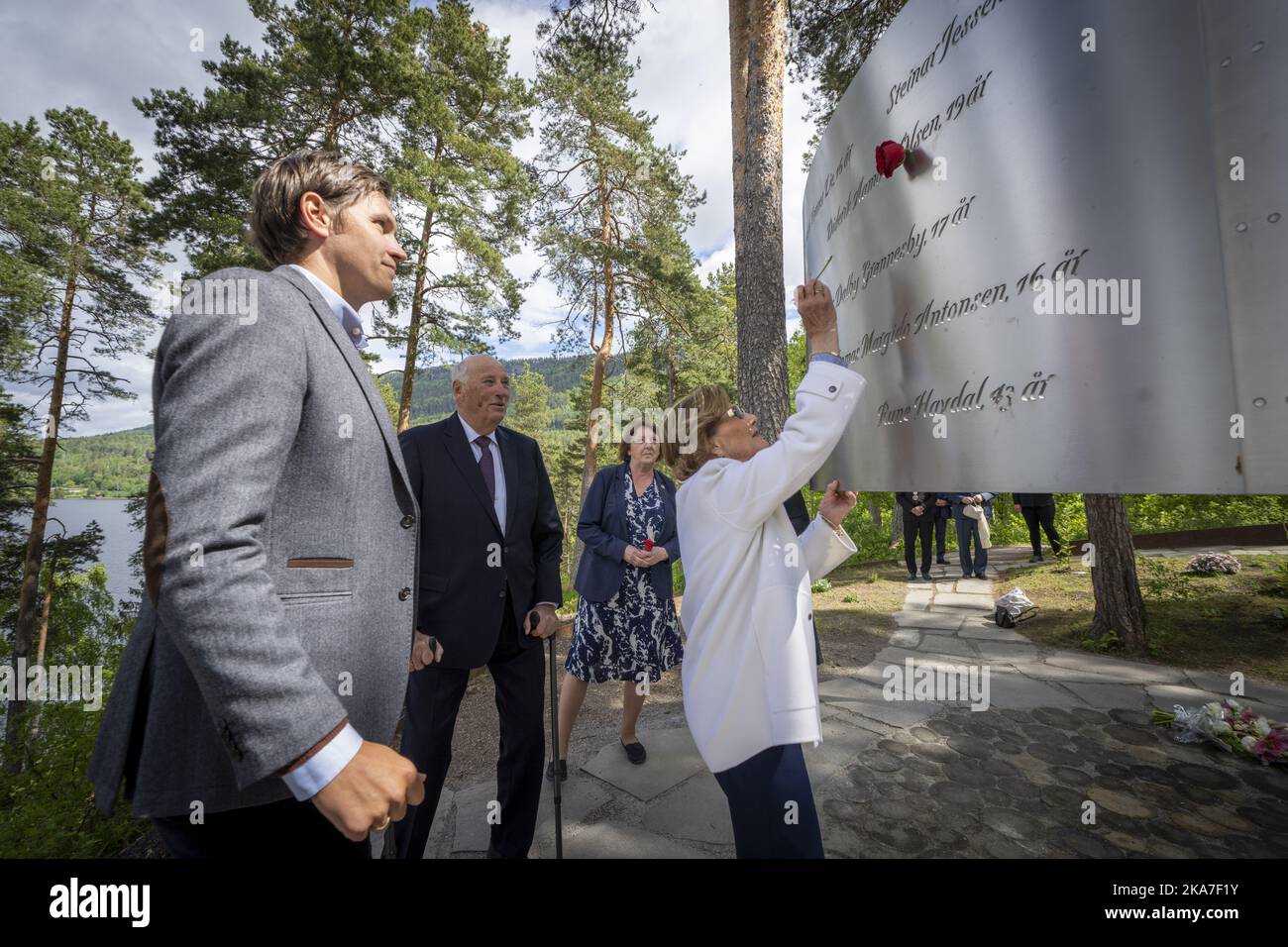 Hole 20220603. Queen Sonja and King Harald with a rose at the memorial ...