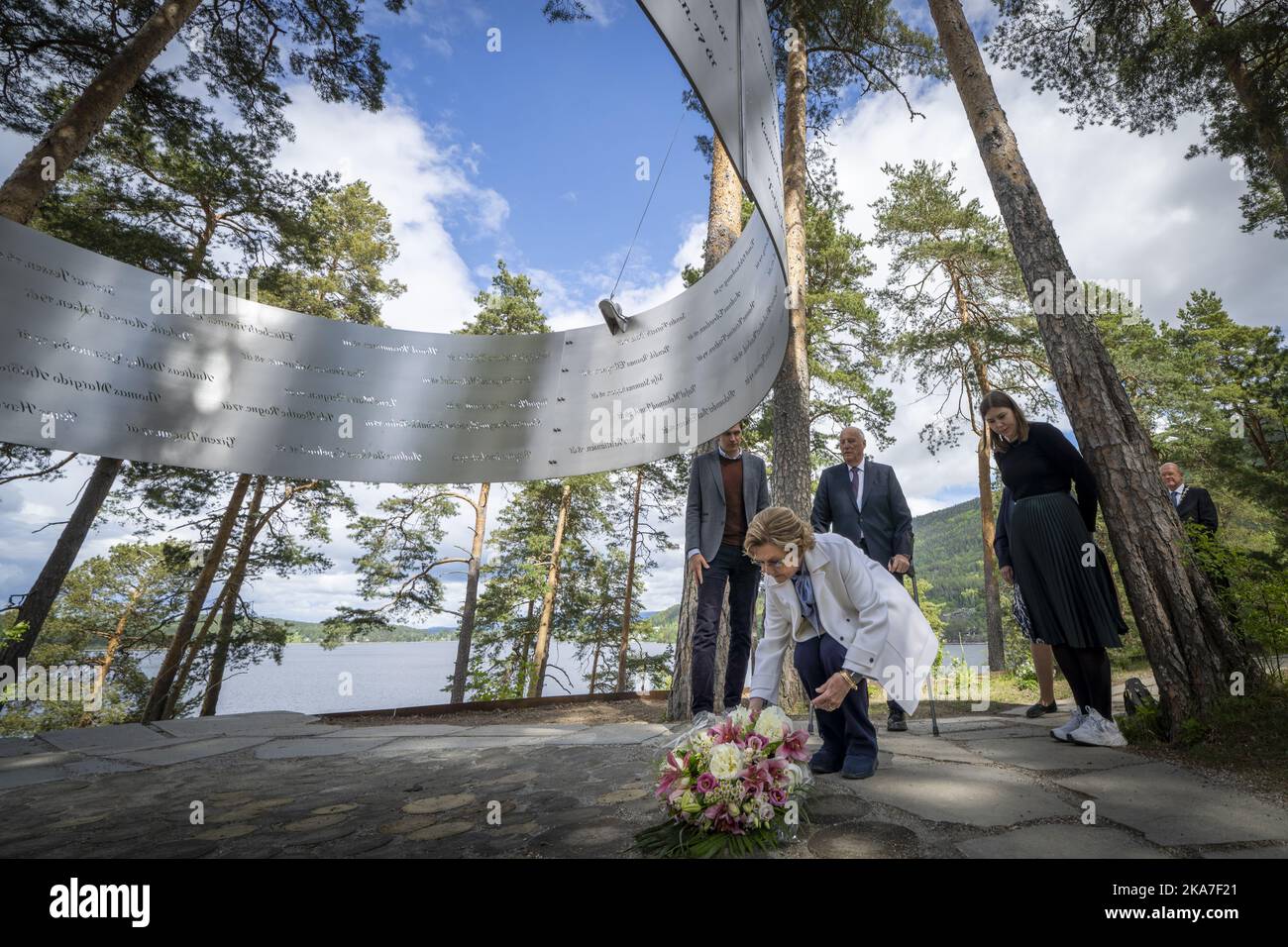 Hole 20220603. Queen Sonja and King Harald lay flowers at the memorial ...