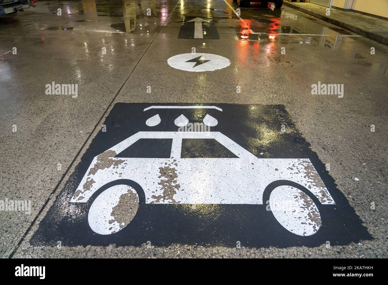 Oslo 20220923. Car wash signs painted on the ground. Photo: Gorm ...