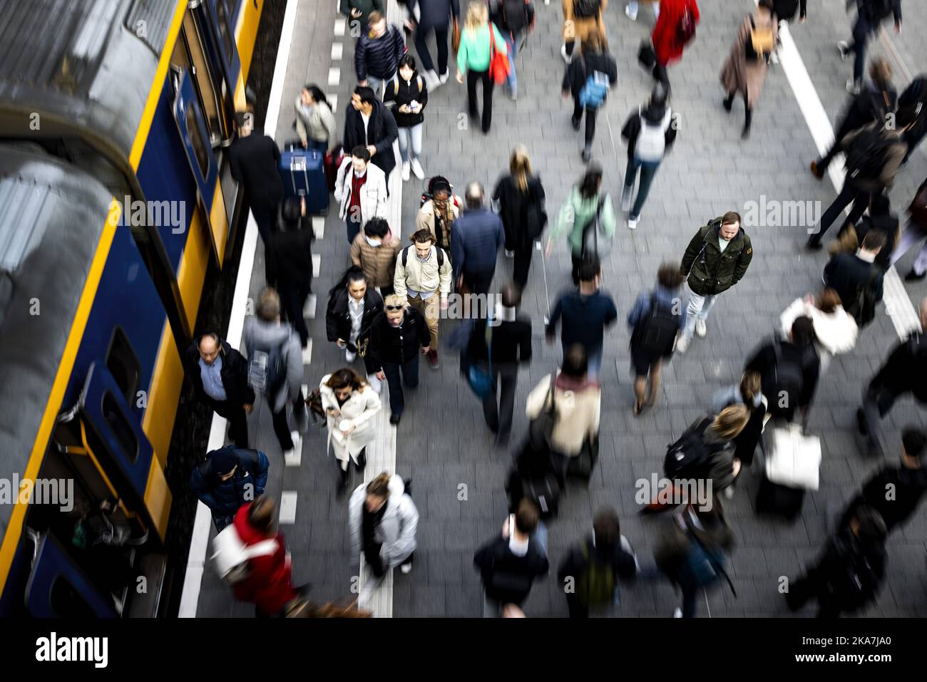 2022-11-01 10:00:00 THE HAGUE - Travelers at The Hague central station ... 2022-11-01 10:00:00 THE HAGUE - Travelers at The Hague central station ...