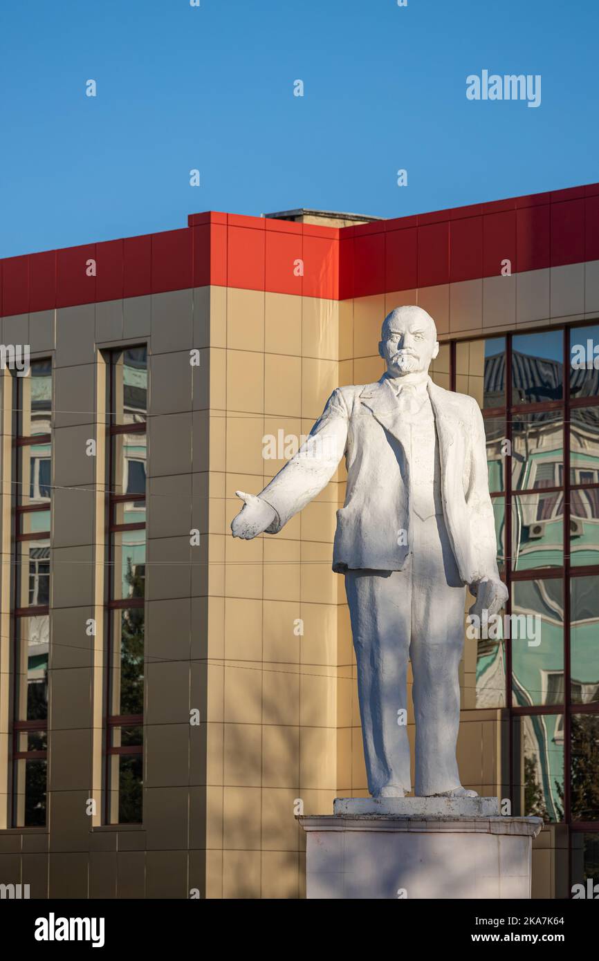 Novomoskovsk, Russia - October 25, 2022: white statue of Lenin ...