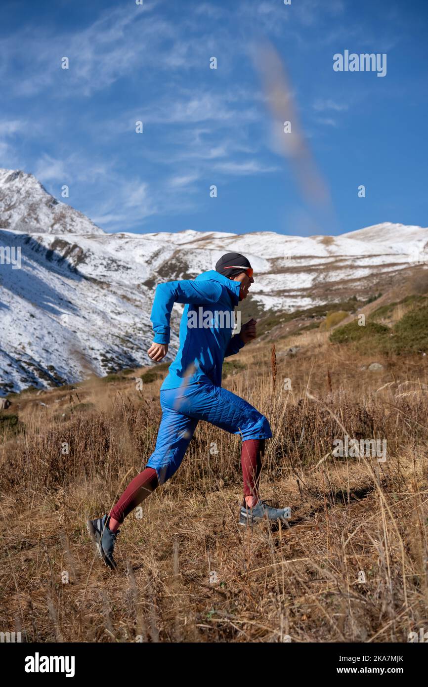 Running up slope hi-res stock photography and images - Alamy