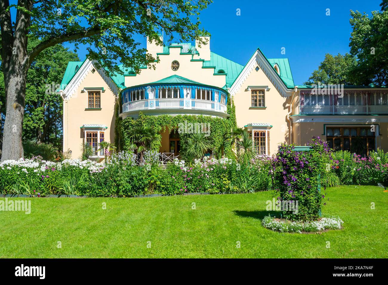 Peterhof, historic Imperial Palace-Cottage in Alexandria Park Stock ...