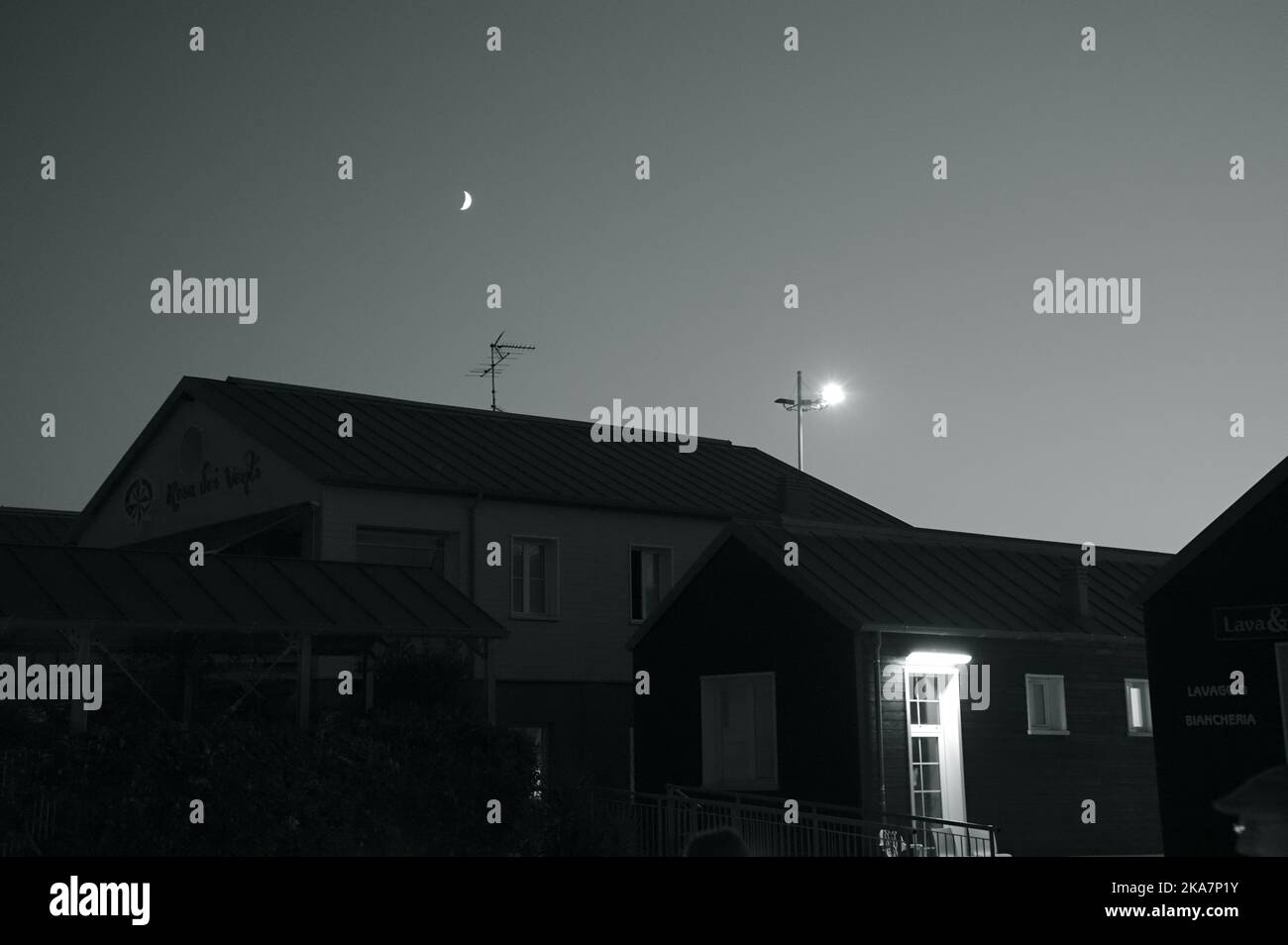 White wall house houses hi-res stock photography and images - Alamy