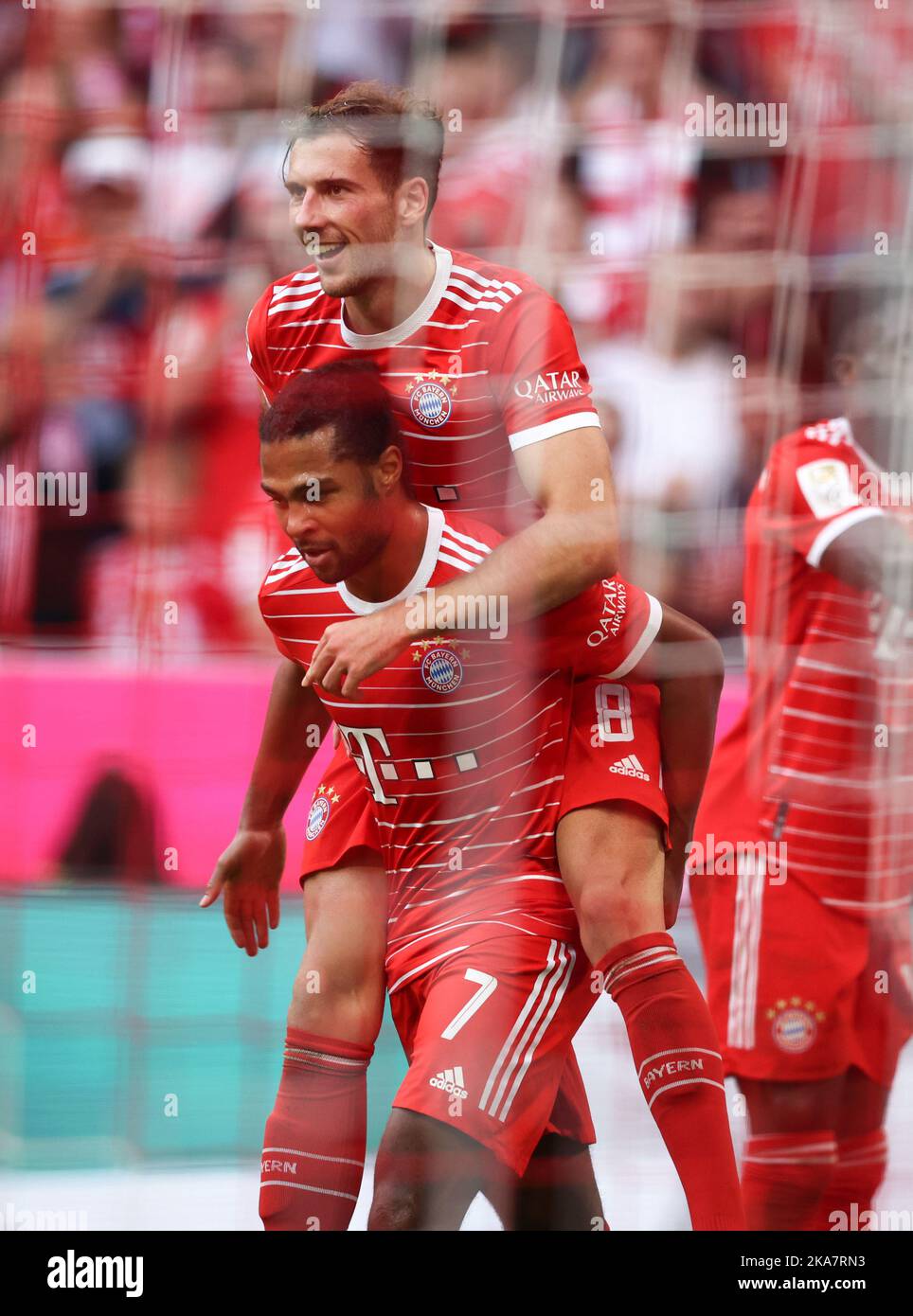 Leon Goretzka of Bayern Muenchen jubelt Ÿber sein Tor zum 5:1 Serge ...