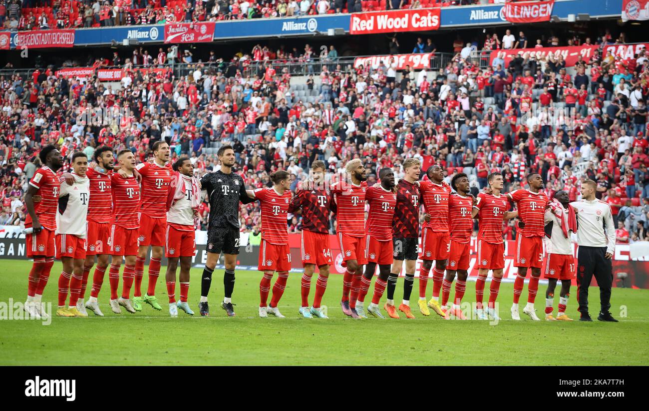 Bayern Spieler feiern mit den Fans Fussball 1 . Bundesliga Saison 2022 ...