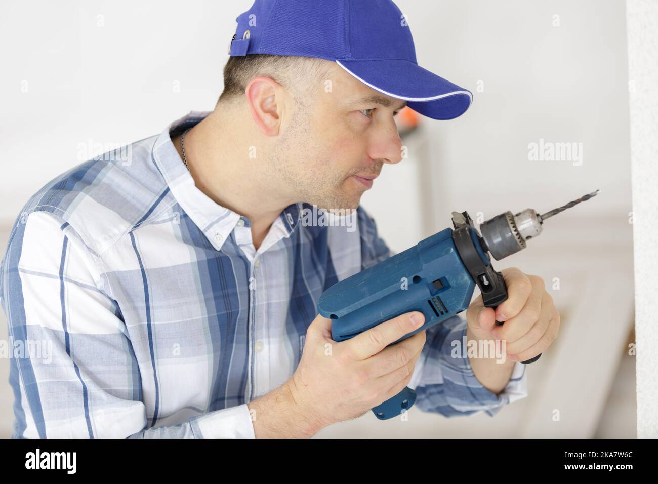 Two men drilling hole hi-res stock photography and images - Alamy
