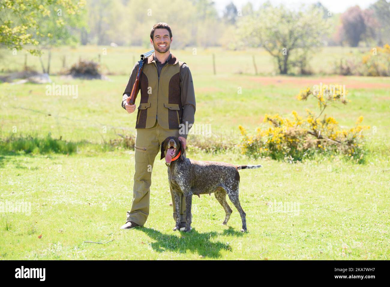 man with gun slung over shoulder and hunting dog Stock Photo - Alamy