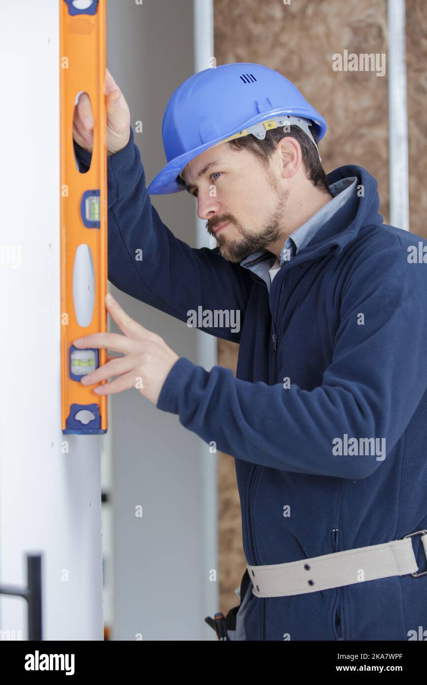 Man measures wall level hi-res stock photography and images - Alamy