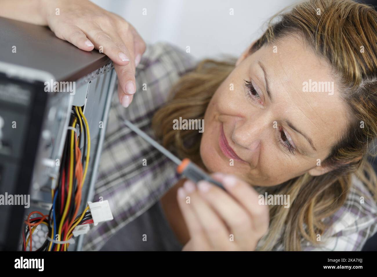 close view of female computer technician using a screwdriver Stock ...