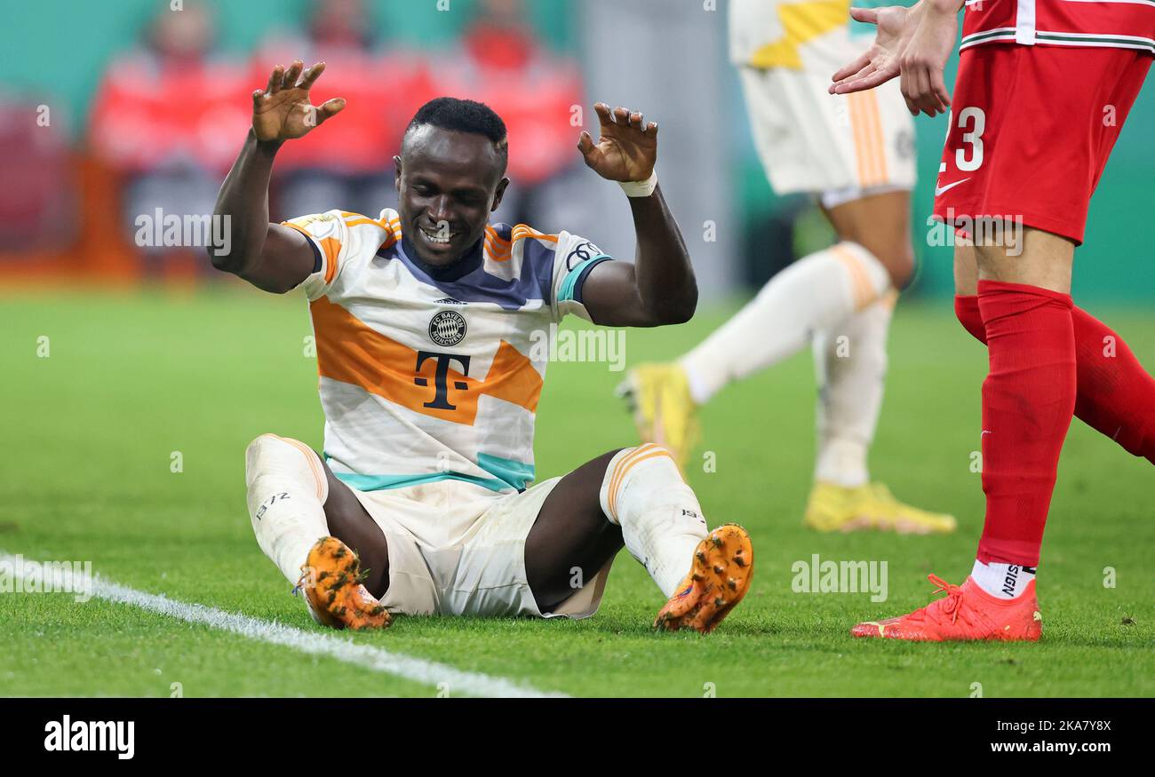 Sadio Mane of Bayern Muenchen am Boden FC Augsburg - FC Bayern MŸnchen ...