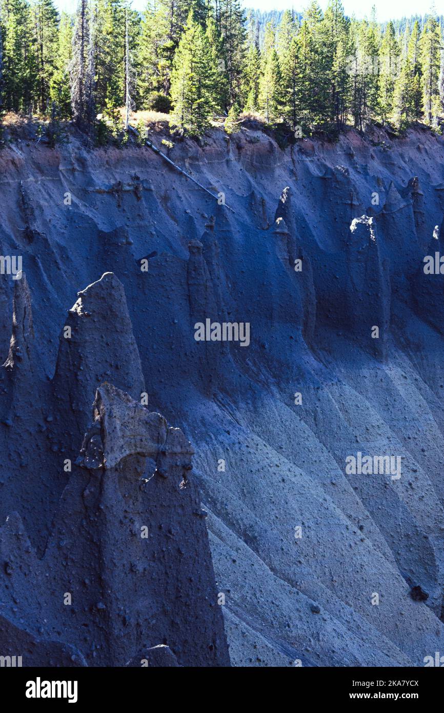 The Pinnacles, volcanic vents hugging the edge of crater lake in Oregon ...