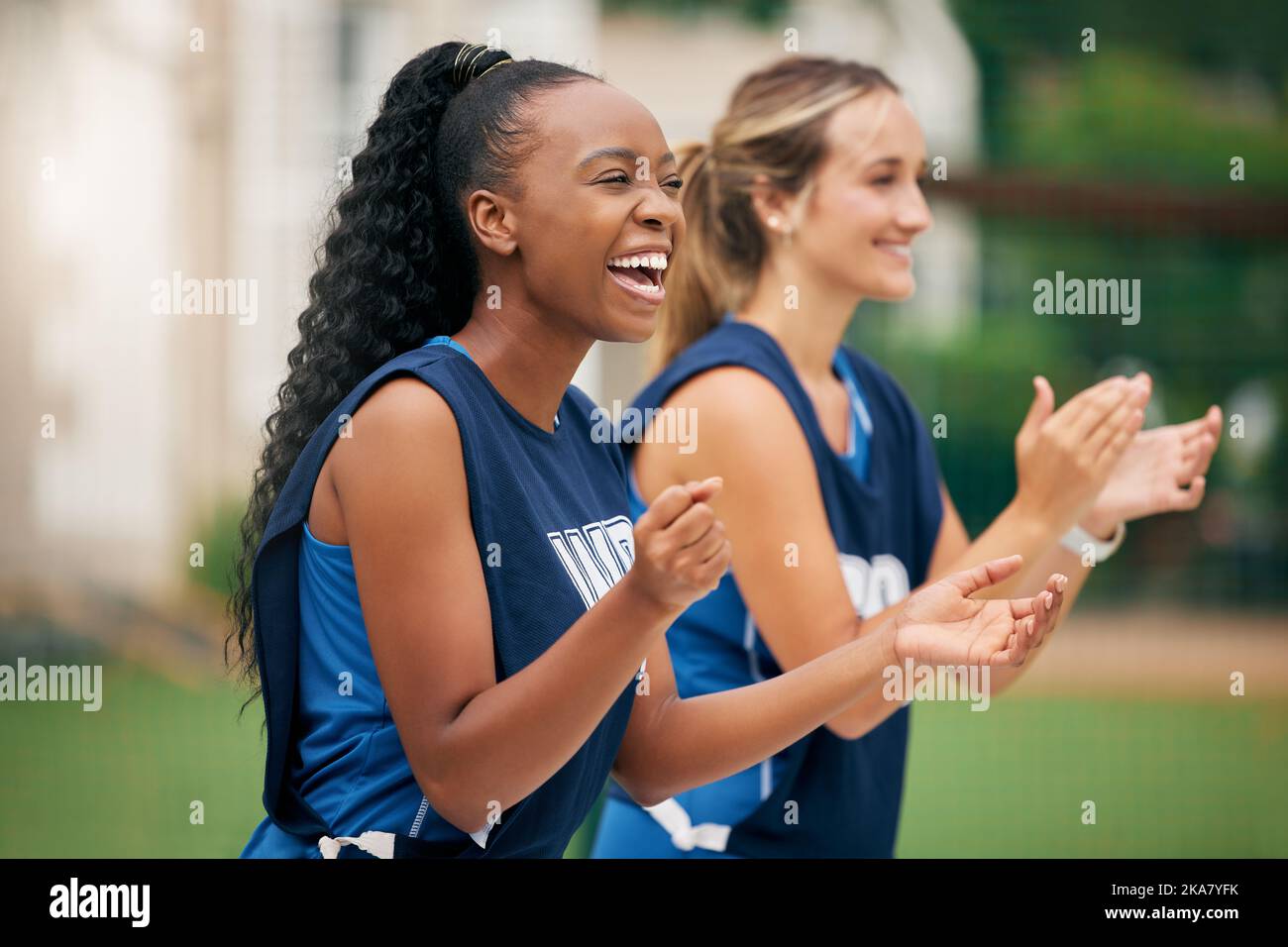 Cheers and applause hi-res stock photography and images - Alamy