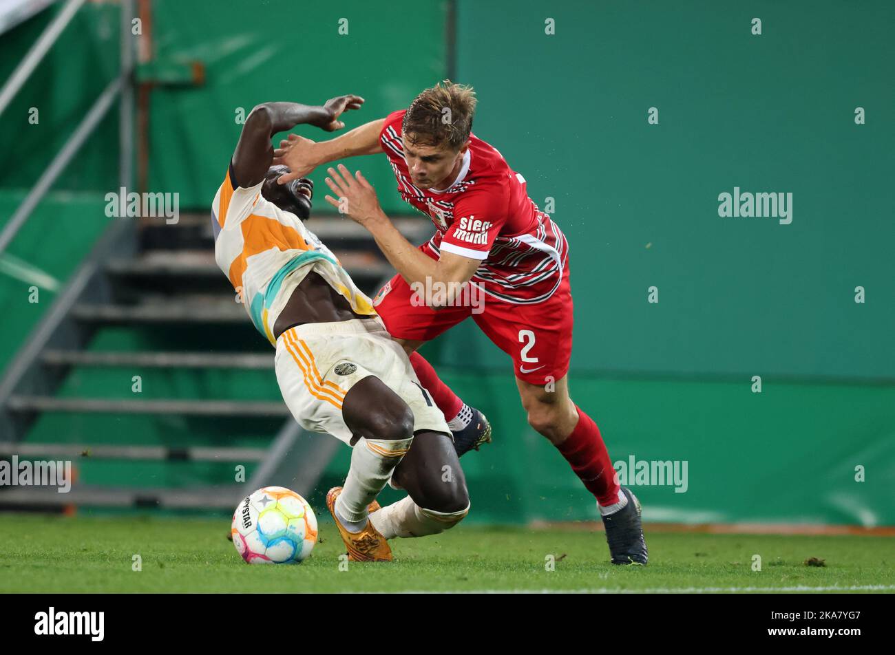 Sadio Mane of Bayern Muenchen gegen Robert Gumny FC Augsburg FC ...
