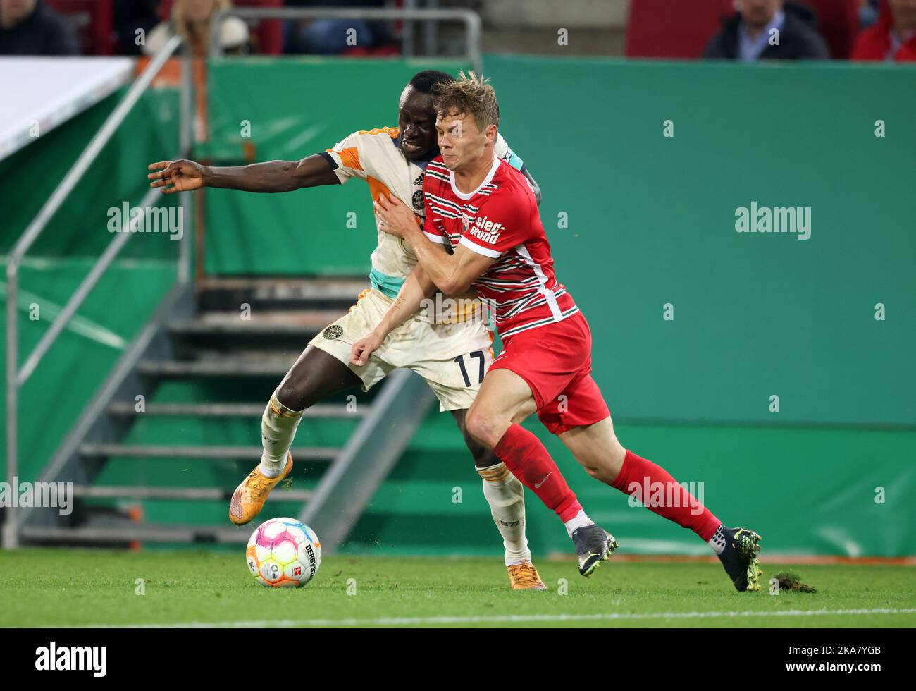 Sadio Mane of Bayern Muenchen gegen Robert Gumny FC Augsburg FC ...