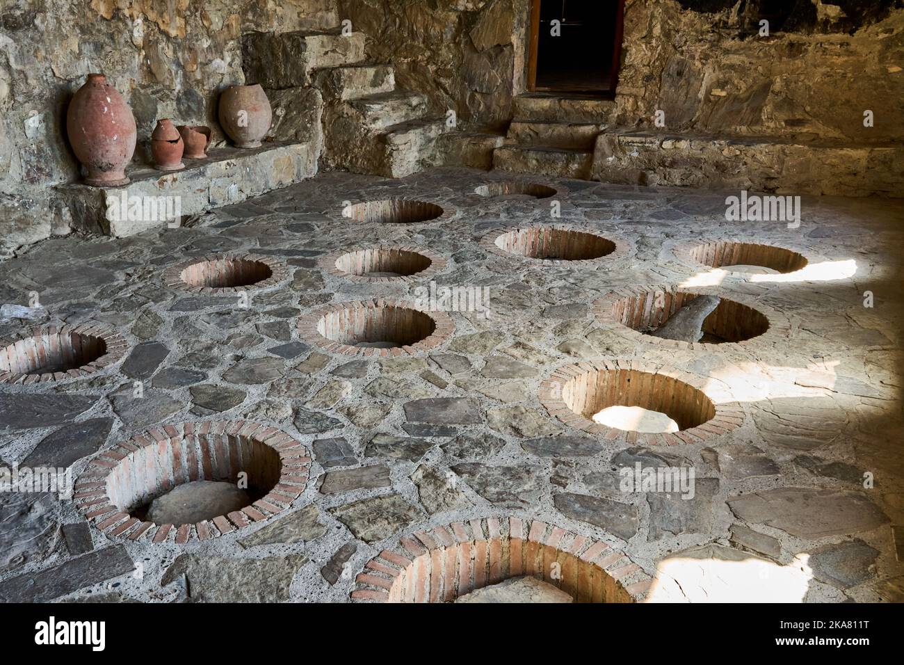Weinkeller, in den Boden eingelassene Tongefäße zur Weinherstellung ...