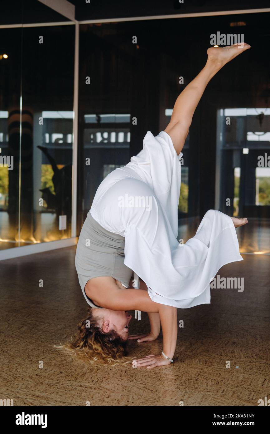 Yoga head stand hi-res stock photography and images - Alamy