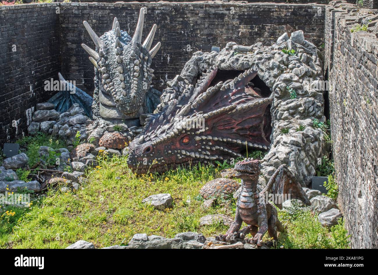 Castles and dragons hi-res stock photography and images - Alamy